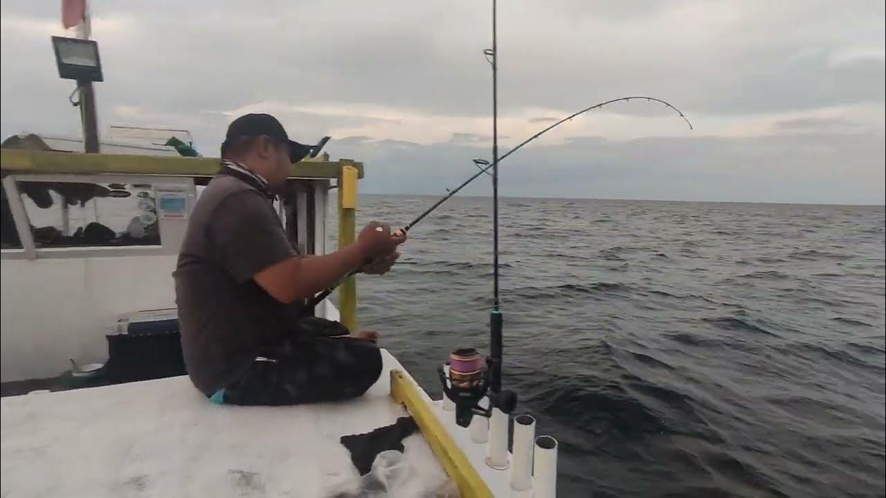 Mancing malam di laut muara badak spot ataka - YouTube