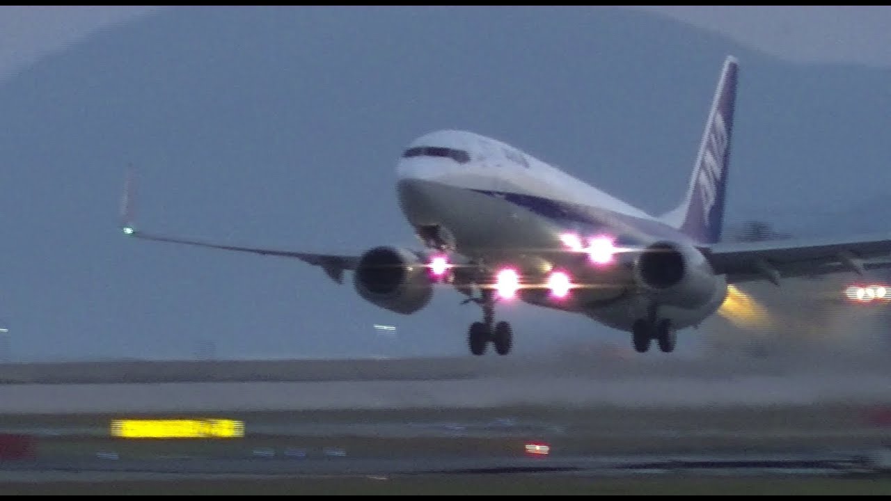 ANA flight 638 B737 take-off at dusk in MCAS iwakuni 10/01/2013 - YouTube