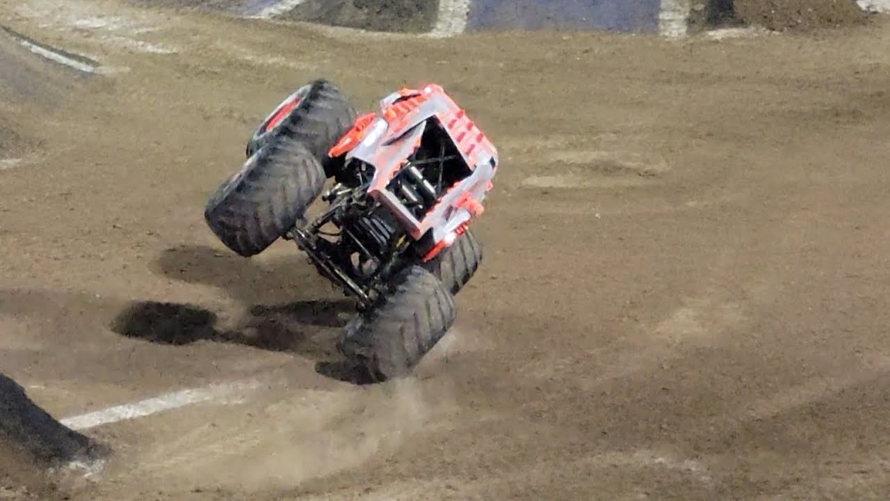 MONSTER JAM EL PASO 2023 SHOW 1 THUNDERROARUS (2 wheel skills) - YouTube