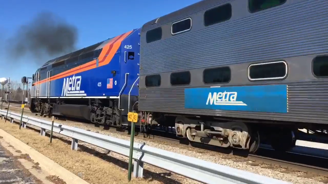 Metra action at (ROUND LAKE) - YouTube