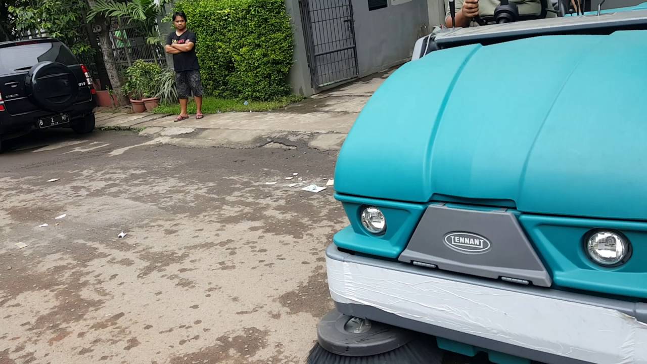 AGK - Tennant S20 - Industrial Ride On Sweeper - YouTube