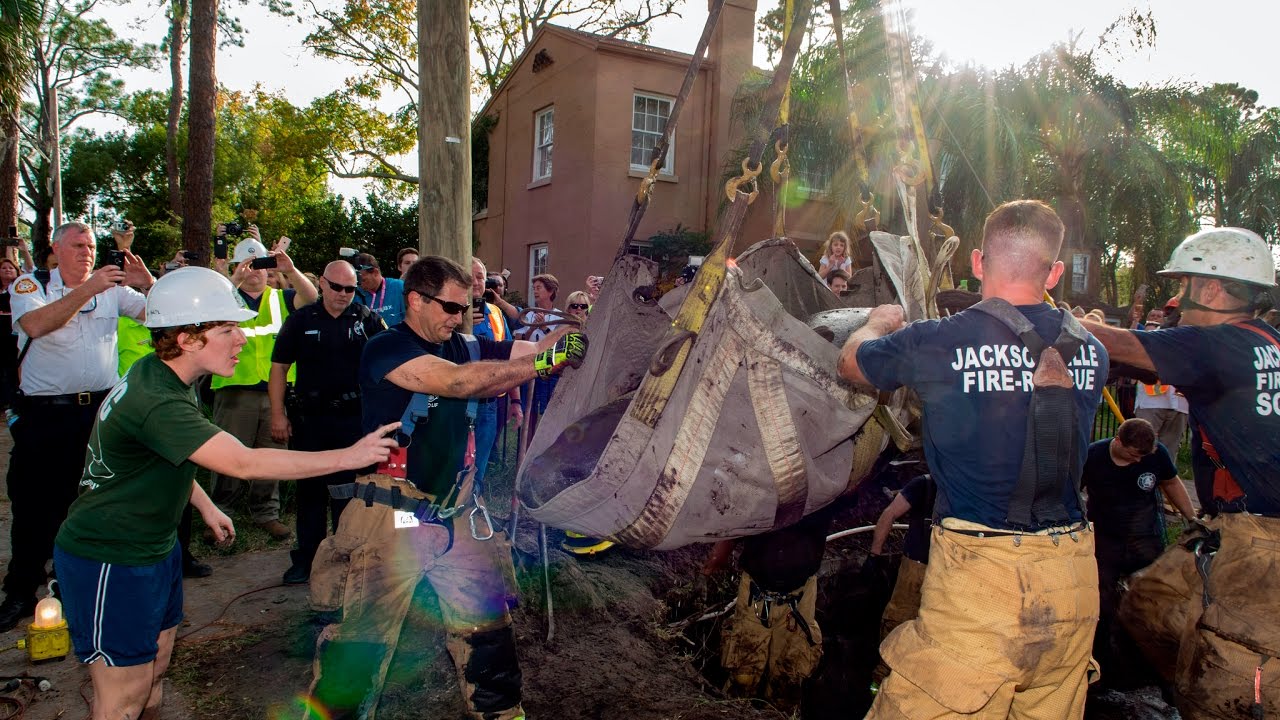 Manatee Rescue - Jacksonville Fire and Rescue Department - YouTube