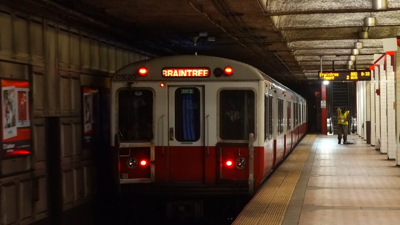 MBTA Subway "The T" : Braintree Bound Pullman/UTDC 01500-01700 Series ...