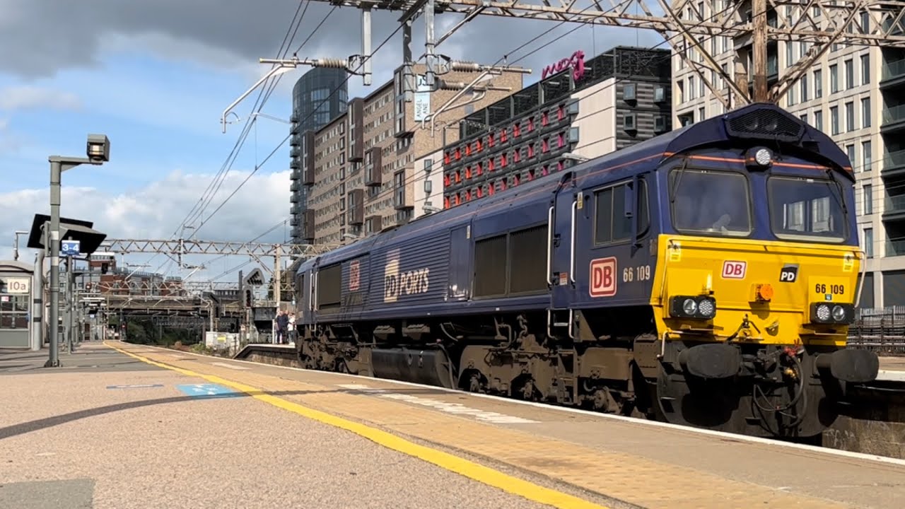DB Cargo 66109 slumbers past Stratford on 0Z34 - YouTube