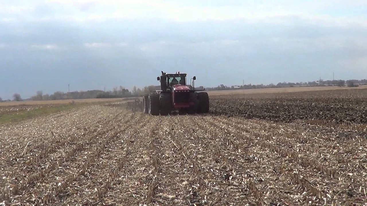 Versatile 550 Tractor pulling a Case IH 870 disc ripper in Illinois ...