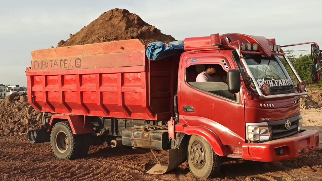Dump Truk Tanah Tinggi Menggunung Mau Bongkar Muatan Tanah - YouTube