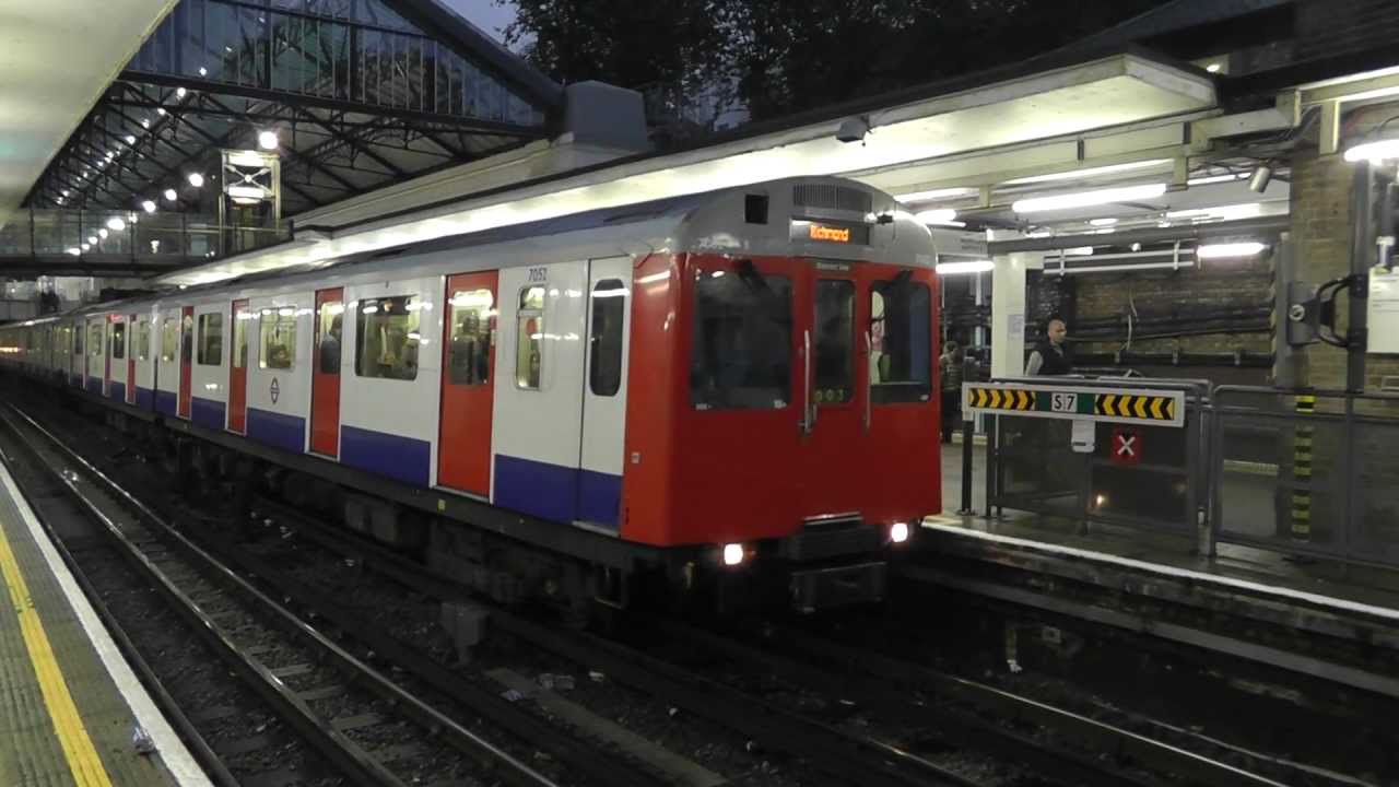 District Line D78 Stock 7052 Departing Earl's Court - YouTube