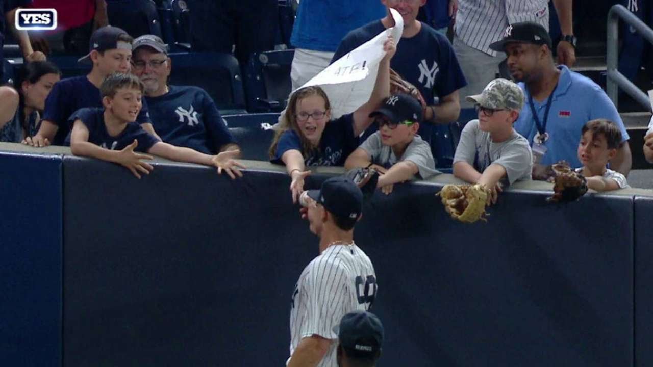 Judge gives young girl a ball in the stands - YouTube