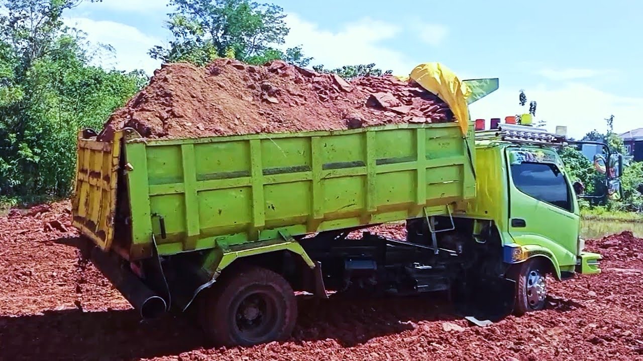 Muatan overload || mobil truk pengangkut Tanah merah jomplang muatan ...