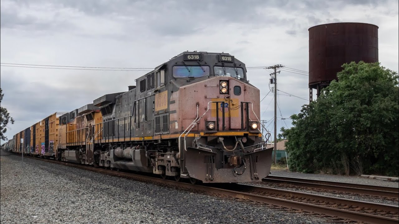 UP #6318 (Ex-SP #280) Leads The MRVOA Through Elmira - YouTube