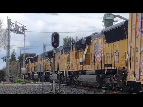 UP 9924 leads NB LRS59-2 with a nice crew - YouTube