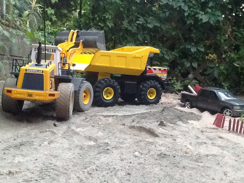 1/14 Caterpillar Front Loader, RC Construction Vehicle Demo - YouTube