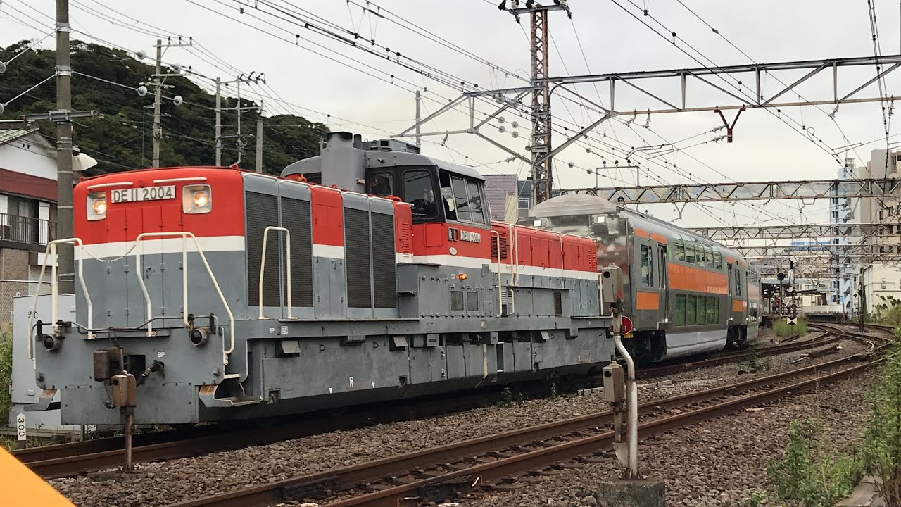 甲種輸送中のDE11 2004+中央線2階建てグリーン車両E233系サロE232-2+サロE233-2と横須賀線普通成田空港行きE217系1302SY-4+E217系Y-139！【池田踏切No ...