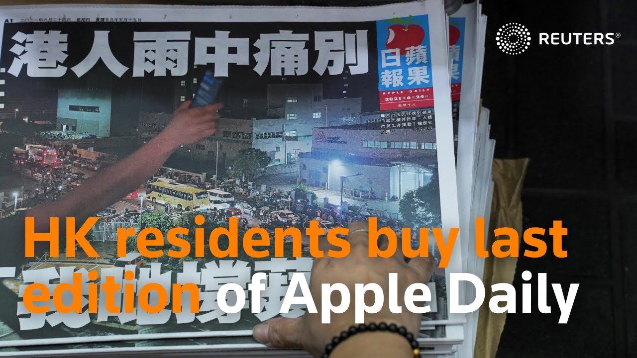 Hong Kong residents flock to buy last edition of Apple Daily - YouTube