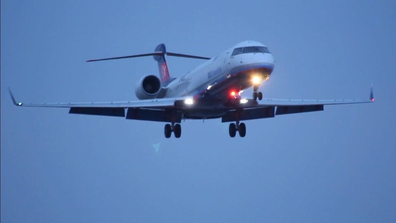 アイベックス CR7 夜のランウェイ着陸 Ibex CR7 Night's runway landing - YouTube