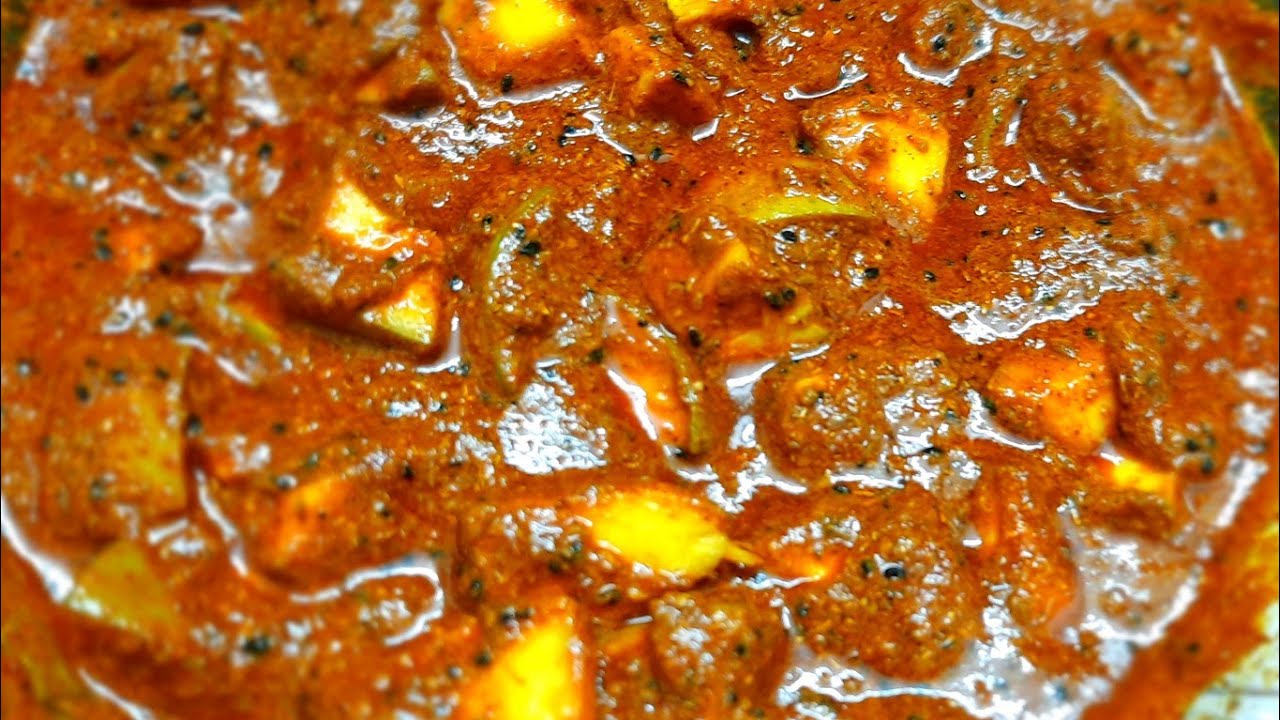 How to Make Mango Achaar कैरी का अचार कच्चे आम का चटपटा तीखा अचार - YouTube