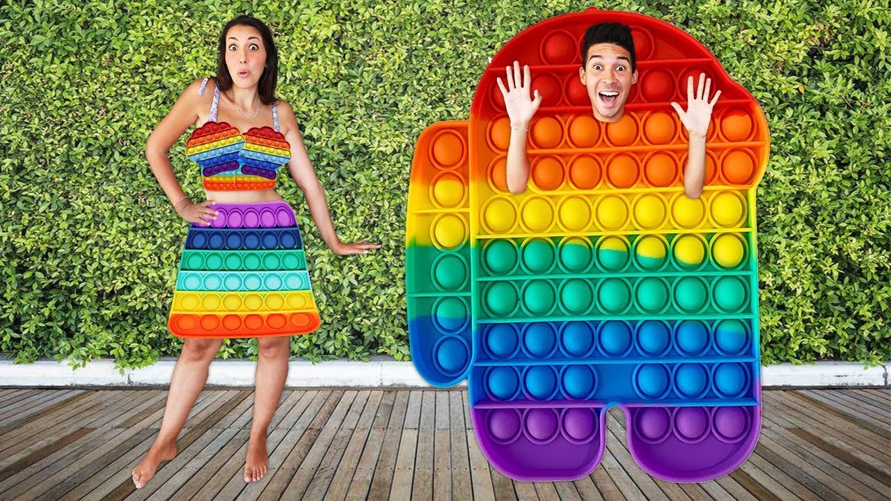 SCAMBIAMO I POP IT CON I VESTITI E DIVENTIAMO DEI POP IT GIGANTI PER 24 ...