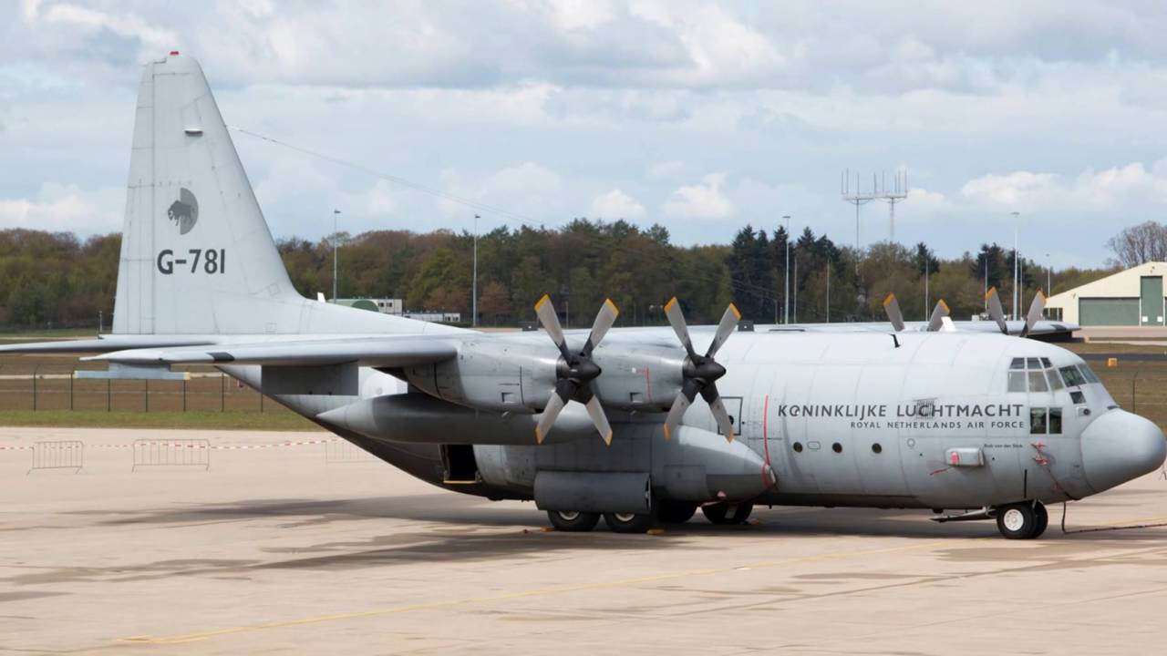 Hercules C-130[30]H RNLAF in dienst van het 334/336 Squadron - YouTube