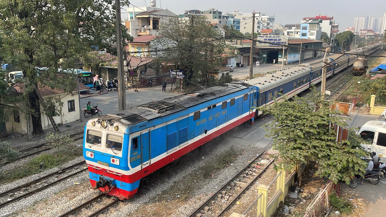 D19E-902 kéo tàu charter SE45 thông qua ga Văn Điển (5/1/2025) - YouTube