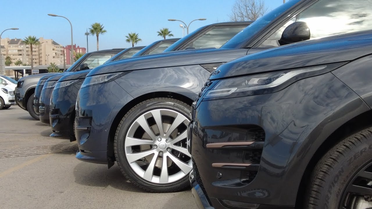 NEW RANGE ROVER SPORT PHEV 440 PS VS NEW RANGE ROVER VOGUE 530 PS 4.4 ...