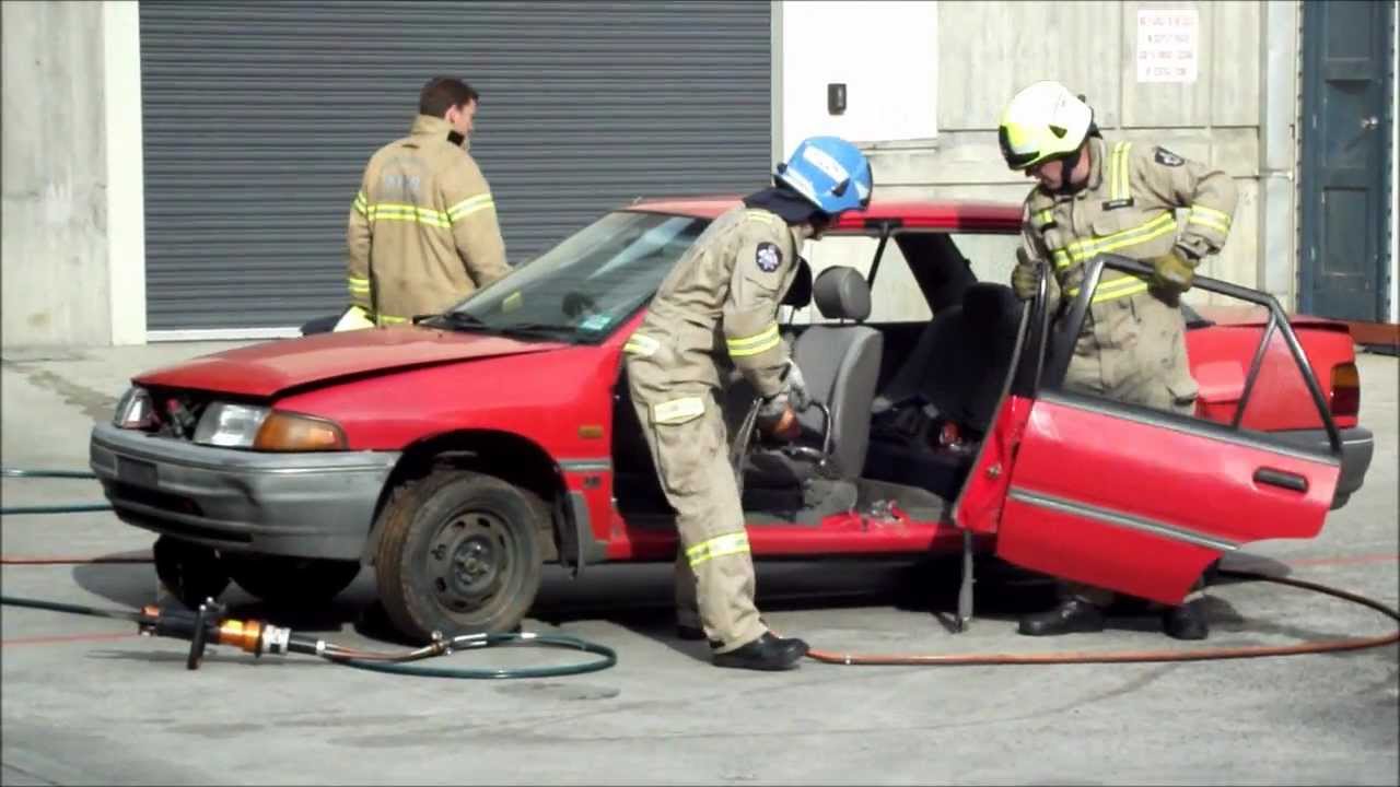 MFB - Road Crash Rescue Demonstration - YouTube
