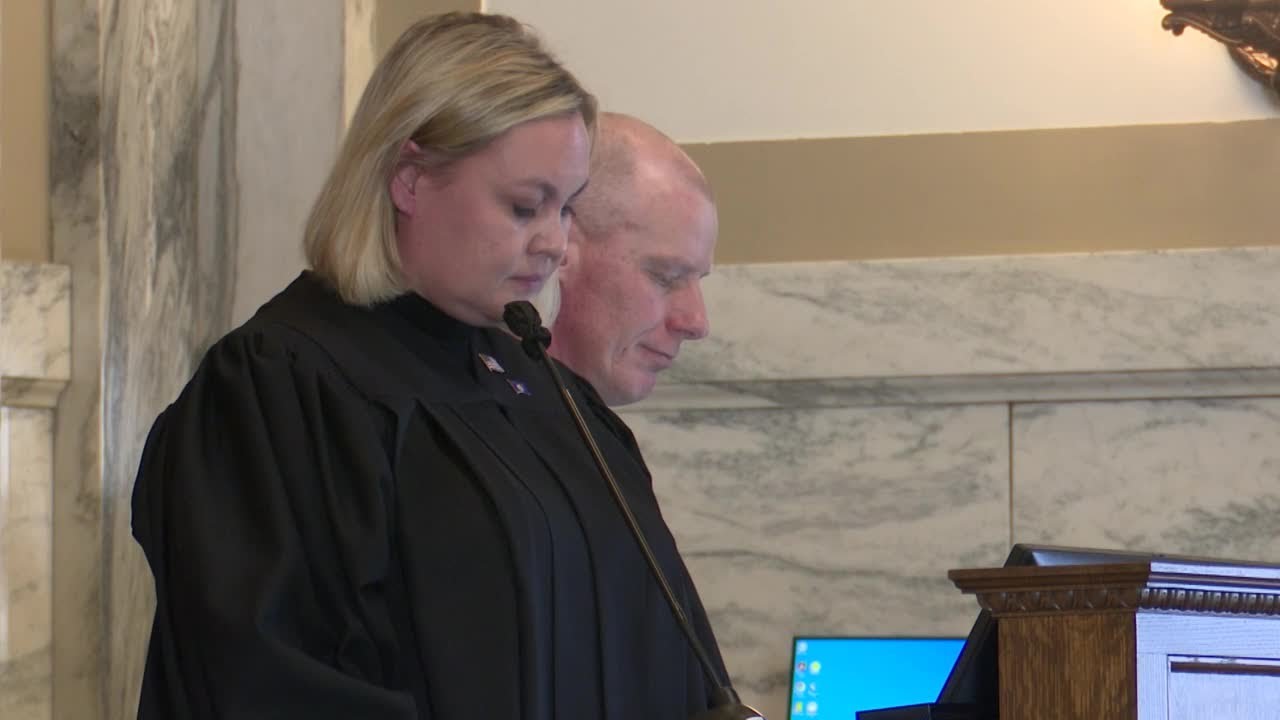 Montana lawmakers sworn in for 68th legislative session - YouTube