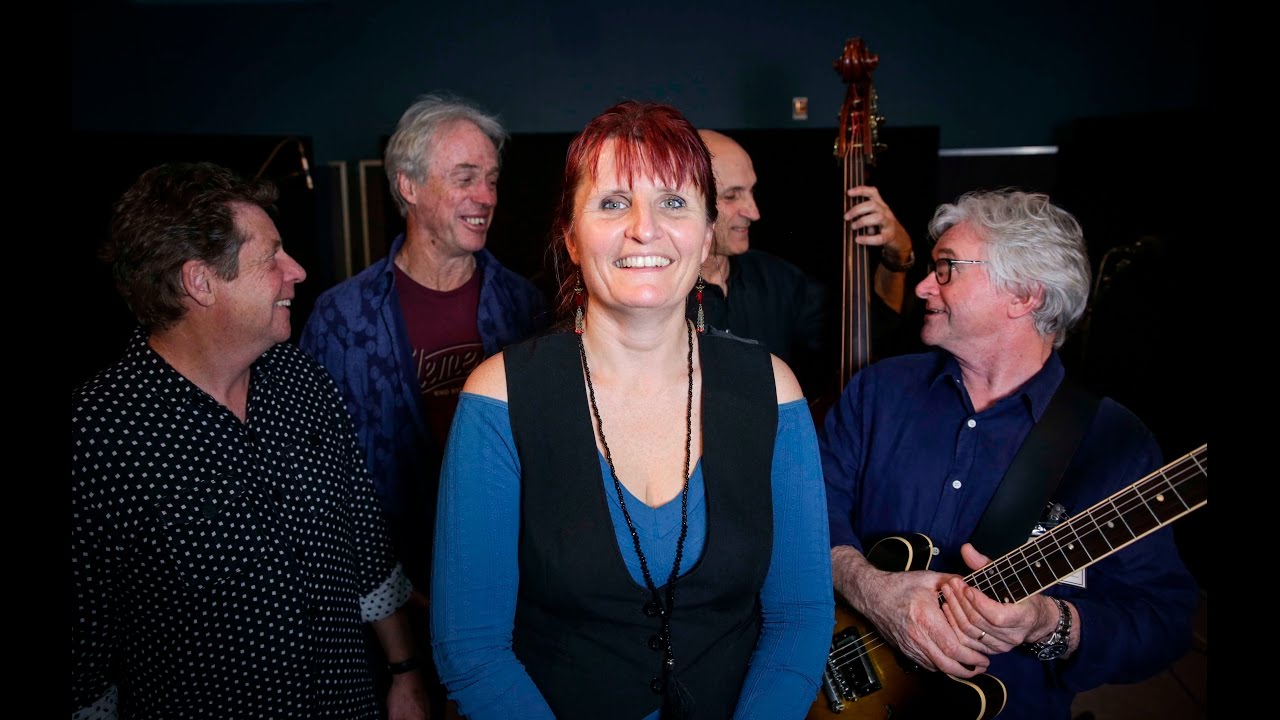 NZ LIVE: Laura Collins 'Nothin Like This Man' - YouTube
