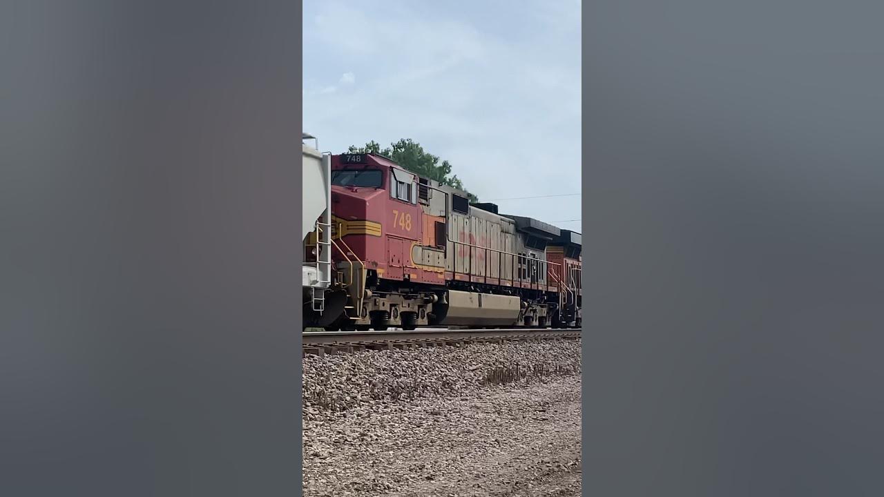 Fast BNSF Manifest train w/ a BNSF Warbonnet!! #bnsf #bnsfrailway #train - YouTube
