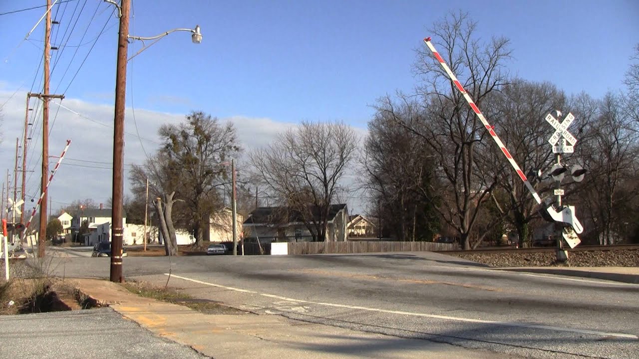 NS 5150 / GP38-2: High-Hood with local freight / Spartanburg SC - YouTube