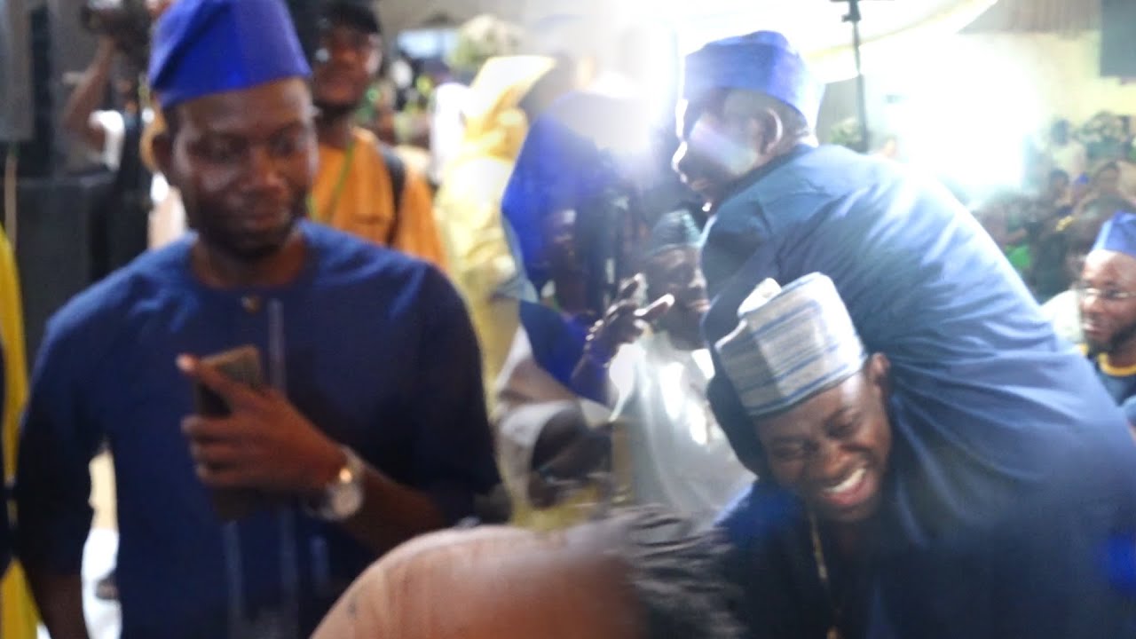 LATEEF ADEDIMEJI CARRY AFEES OWO ON HIS SHOULDER AS HE STORM IN NIYI ...