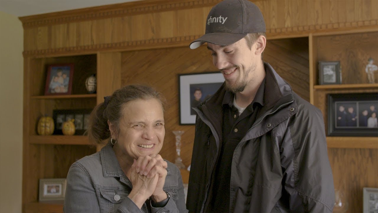 Xfinity Employees Spread Holiday Cheer - YouTube