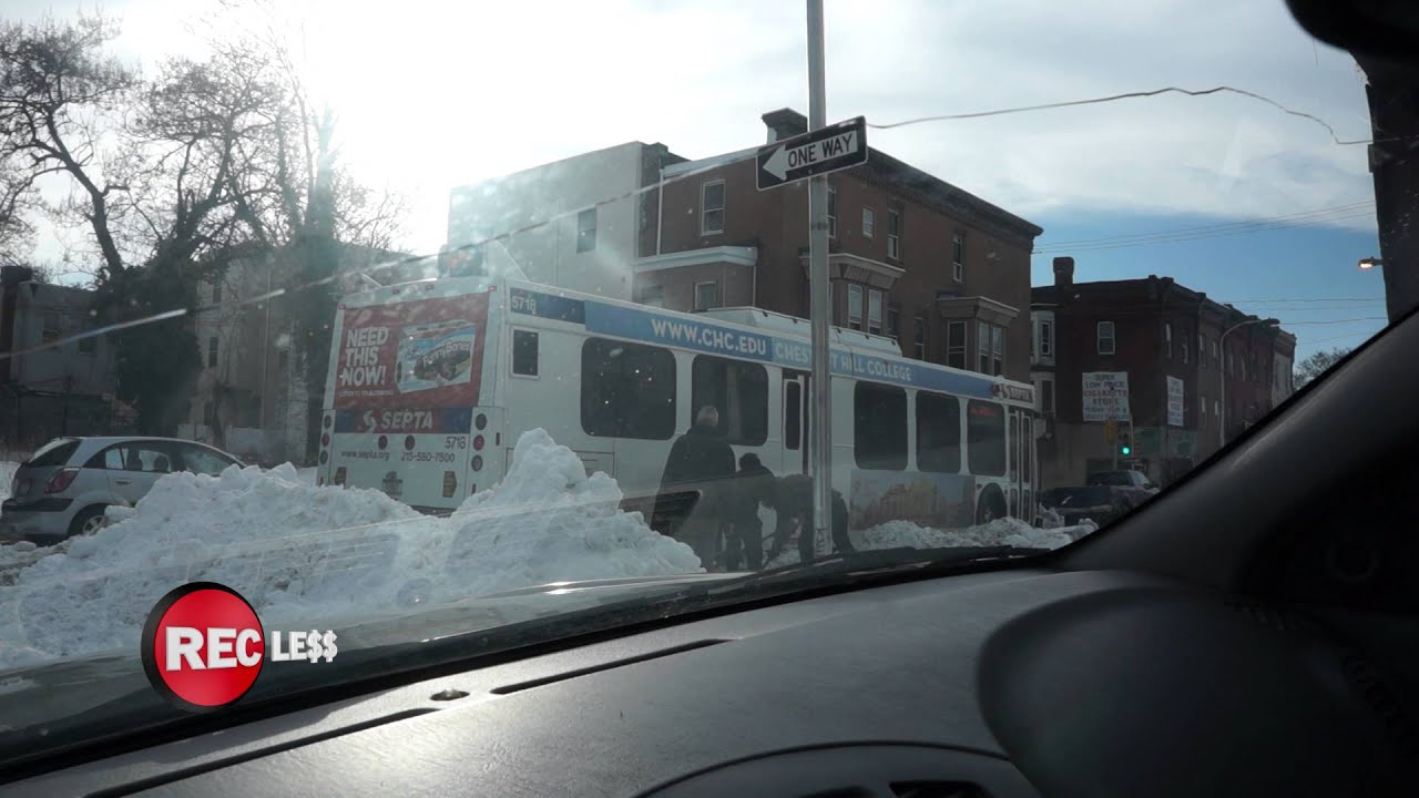 SEPTA BUS STUCK IN SNOW IN NORTH PHILLY - YouTube