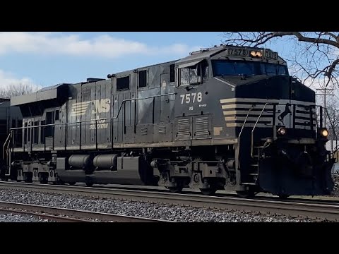NS 7578 Leads a Manifest through Tolono, IL - YouTube