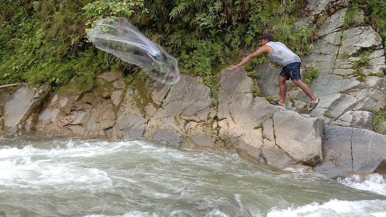 माछा मार्ने तरिका 😄with fisherman local maxa marad xa ta \amazing ...