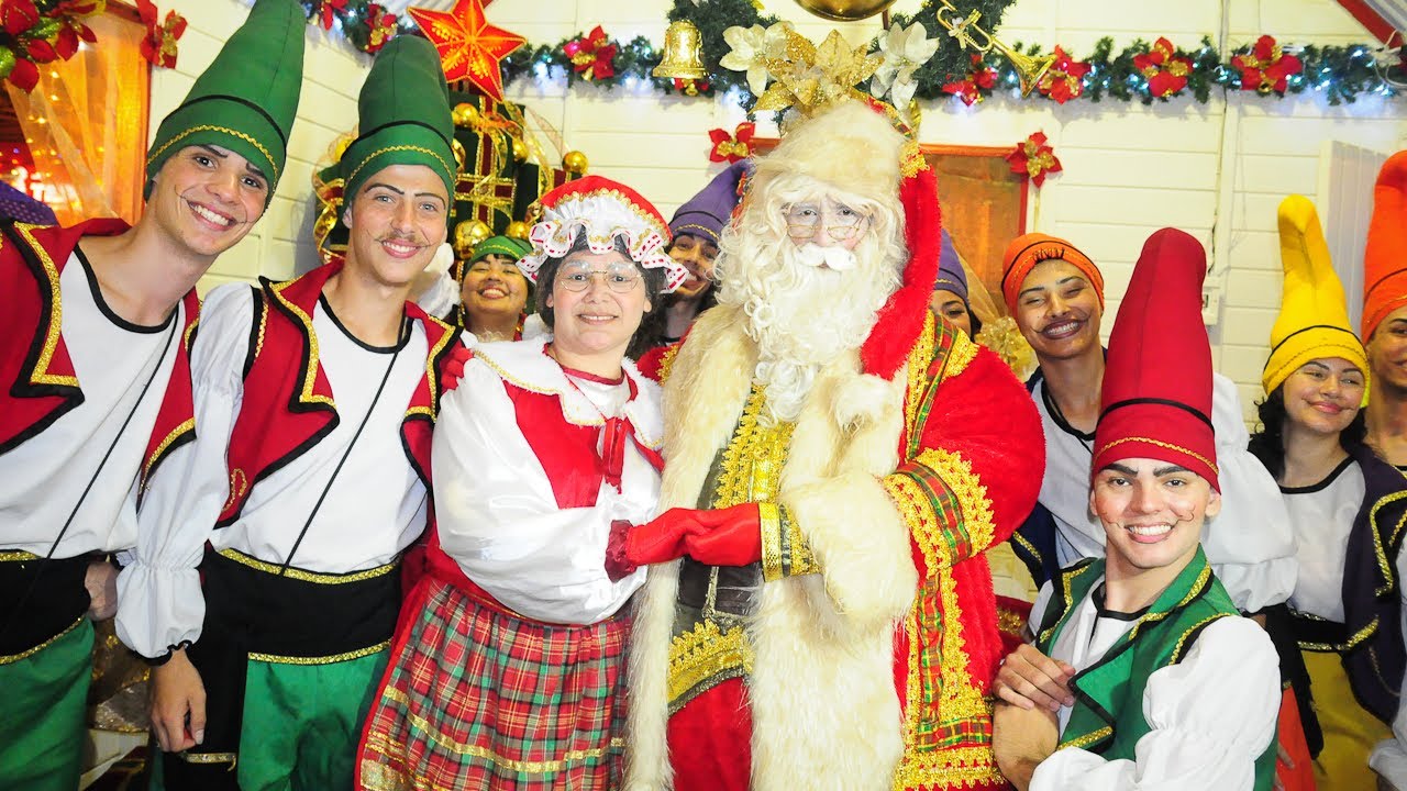 Papai Noel chega ao centro de Pindamonhangaba em noite chuvosa - YouTube