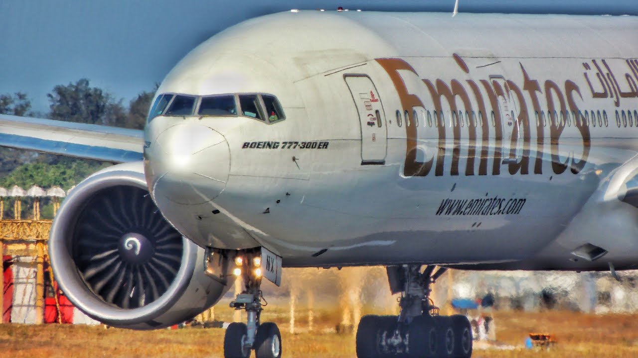 Emirates EK521 Boeing 777 takeoff from Trivandrum Airport [HD] - YouTube