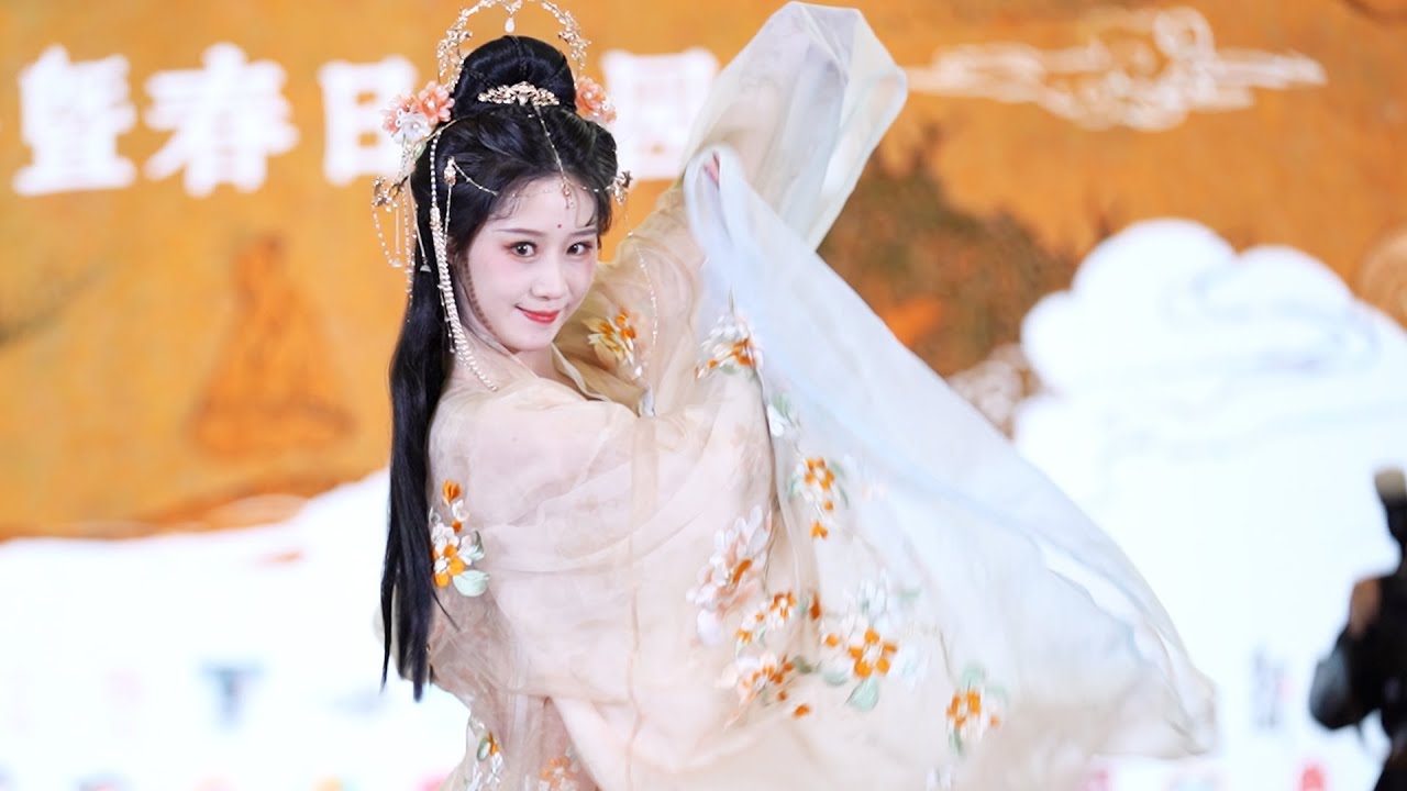 Hanfu pageant lights up Beijing tea expo - YouTube