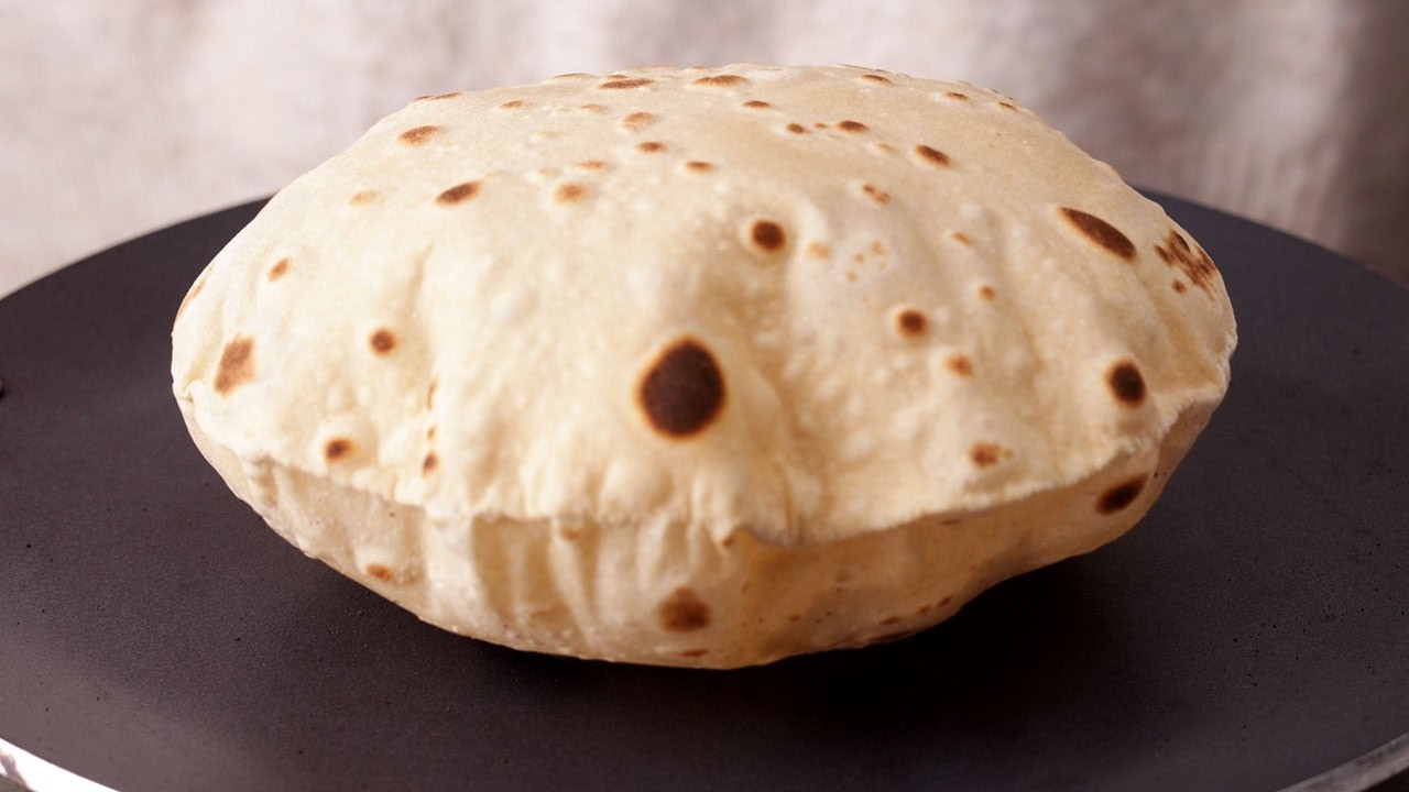 How To Make Round, Soft, Puffed Up Roti/Chapati - YouTube