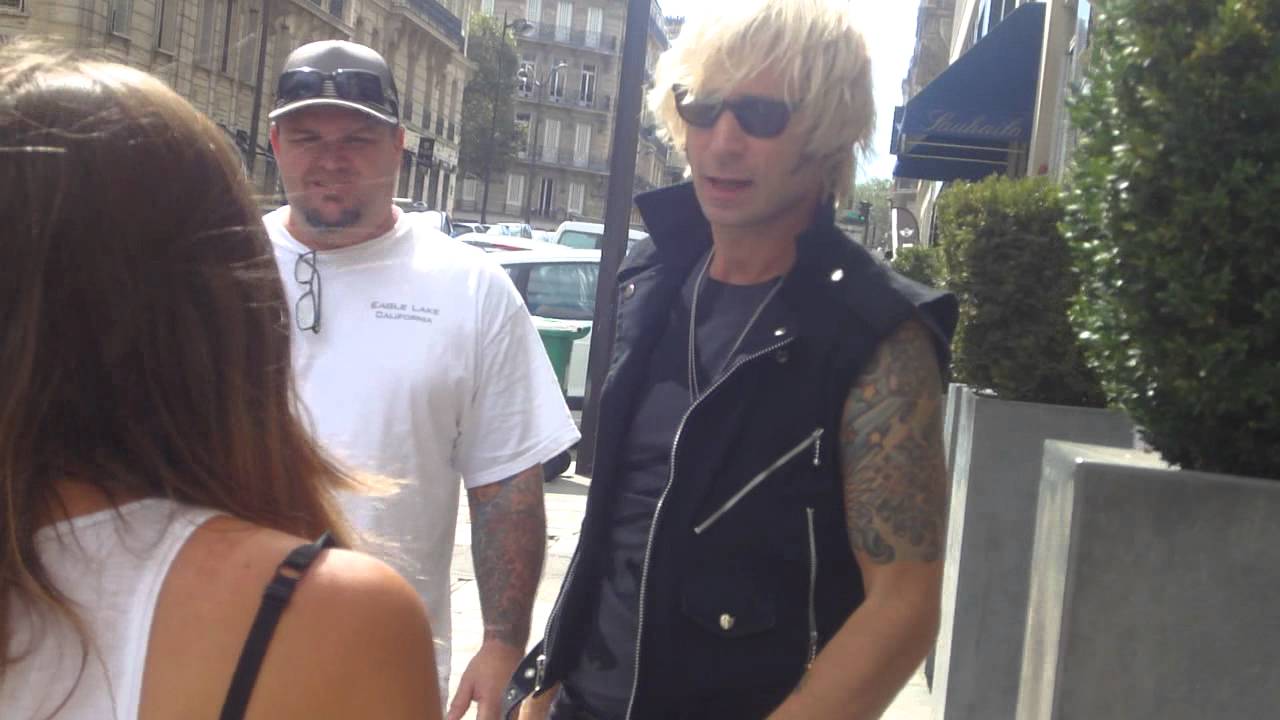Green Day Mike Dirnt with Fans in Paris, 27/08/12 - YouTube