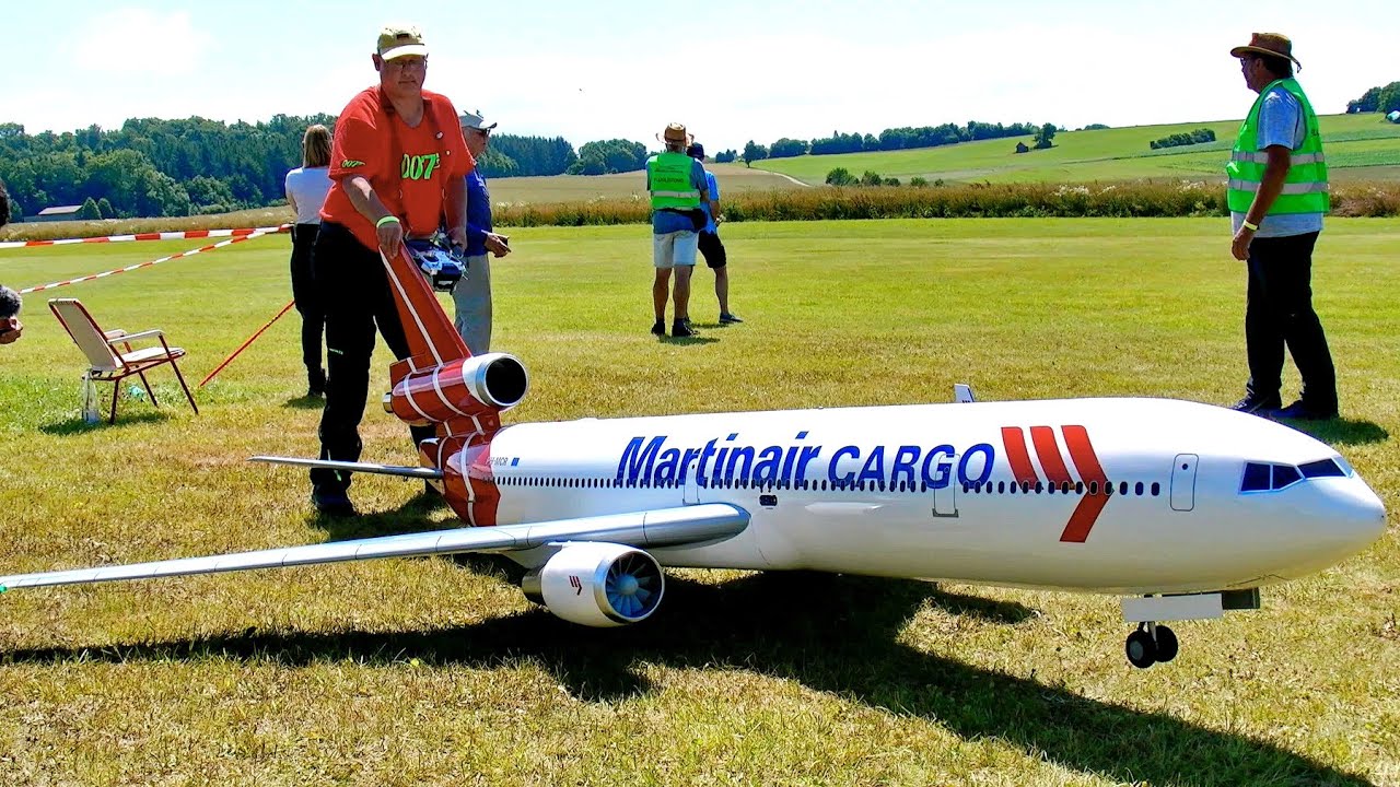 STUNNING !!! HUGE !!! RC AIRLINER MD-11 / AMAZING SCALE MODEL TURBINE ...