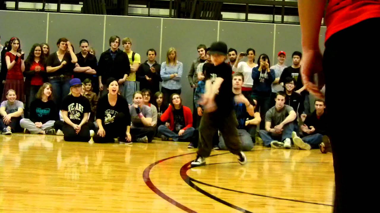 Calvin College Battle of the Fools (Breakdance Club, Baby B-Boys) - YouTube