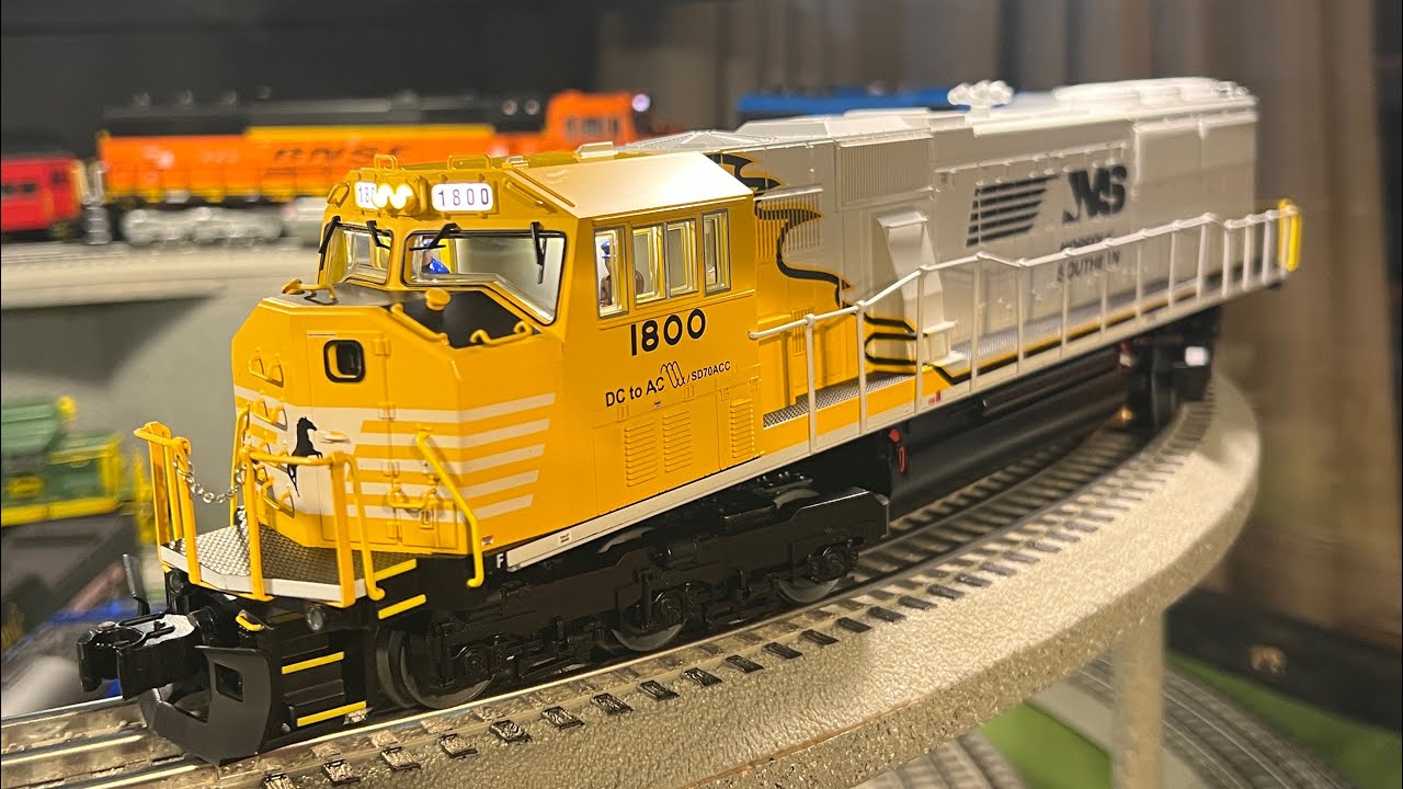 Un Boxing Lionel Legacy Norfolk Southern 1800 SD70 - YouTube