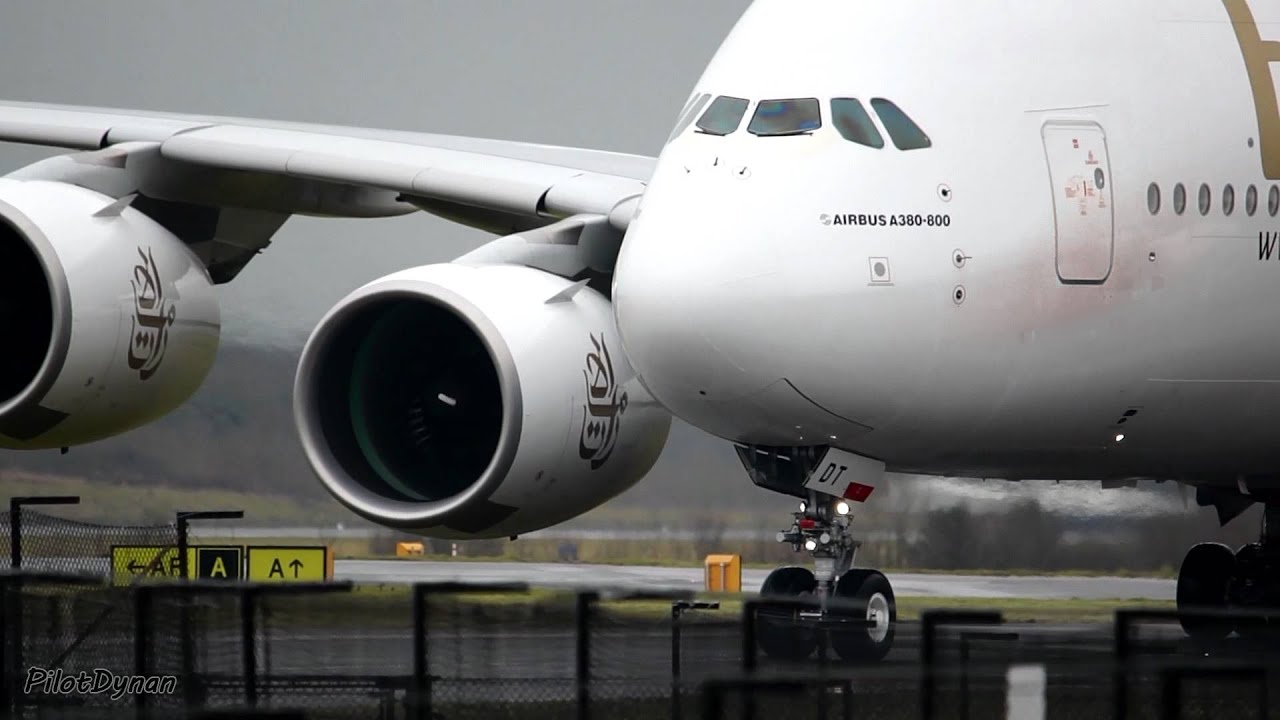 Emirates / Airbus a380 "SuperJumbo" Landing at a Wet rwy at Manchester ...