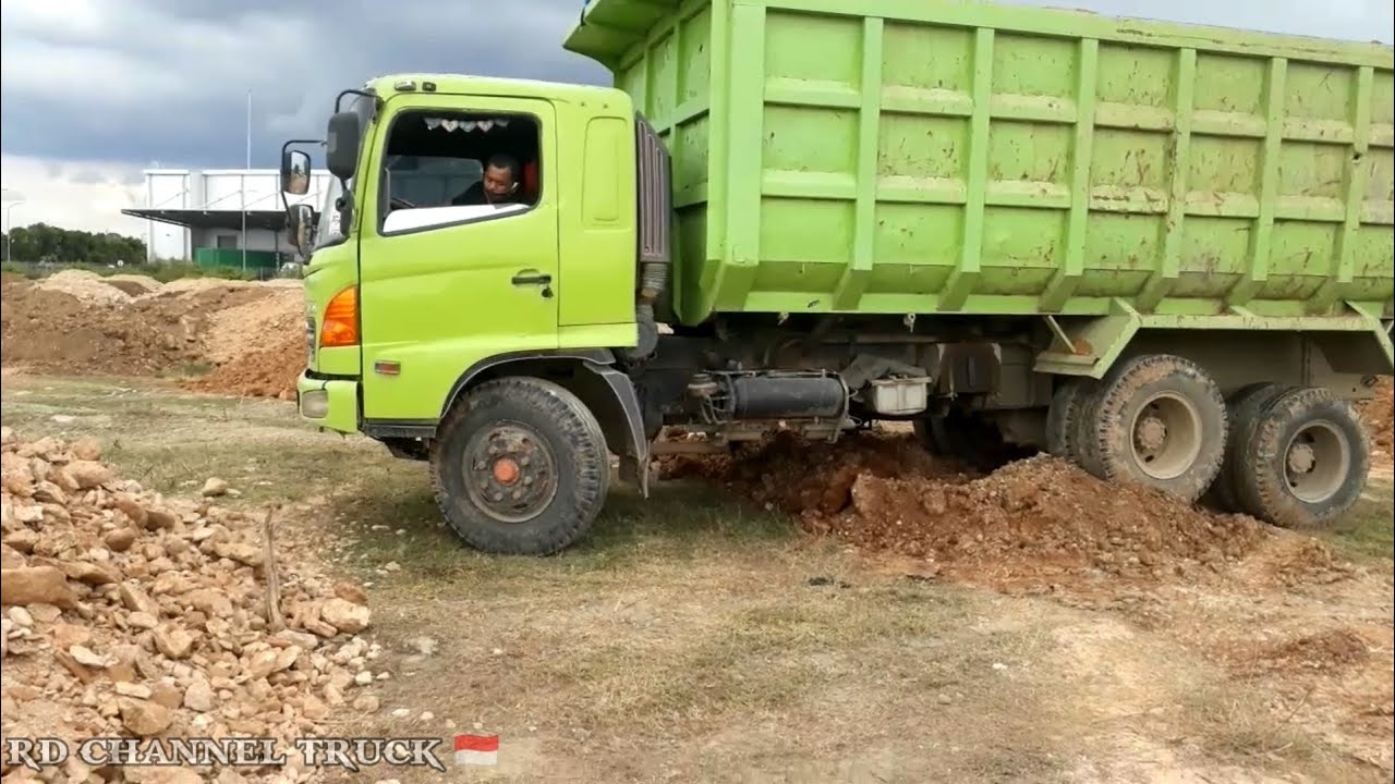 Mobil Truk 10 Roda Bongkar Muatan Tanah Timbunan , Full Bak - YouTube