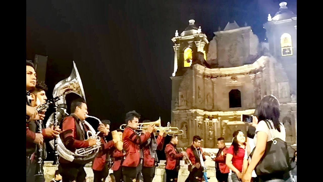 Banda Reyna de Oaxaca - El Apache y Dejate llevar - plaza de la danza ...