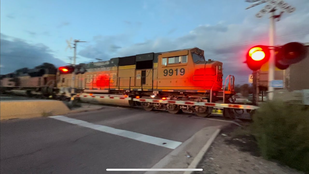 BNSF #5736 Leading & NB E-HAFNAM0-11B With Four Middle Power & Two DP ...