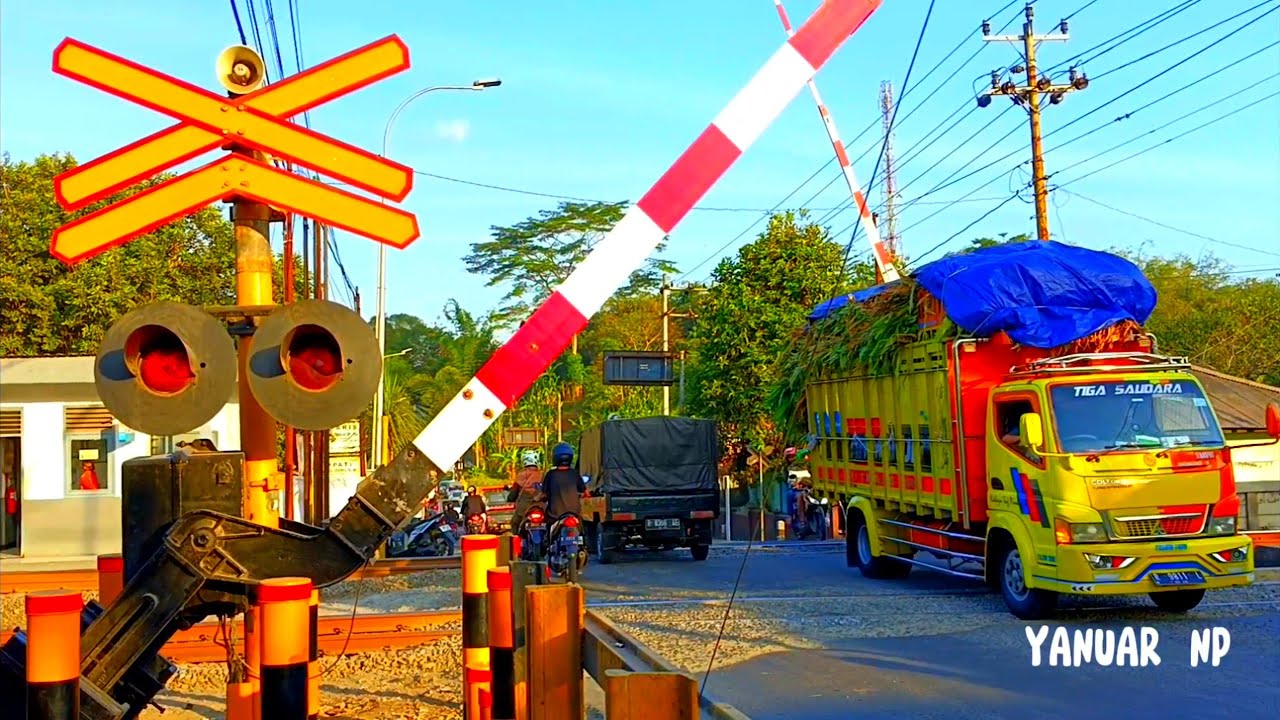 PALANG PINTU KERETA API | RAILROAD CROSSING | KERETA API INDONESIA | KA ...