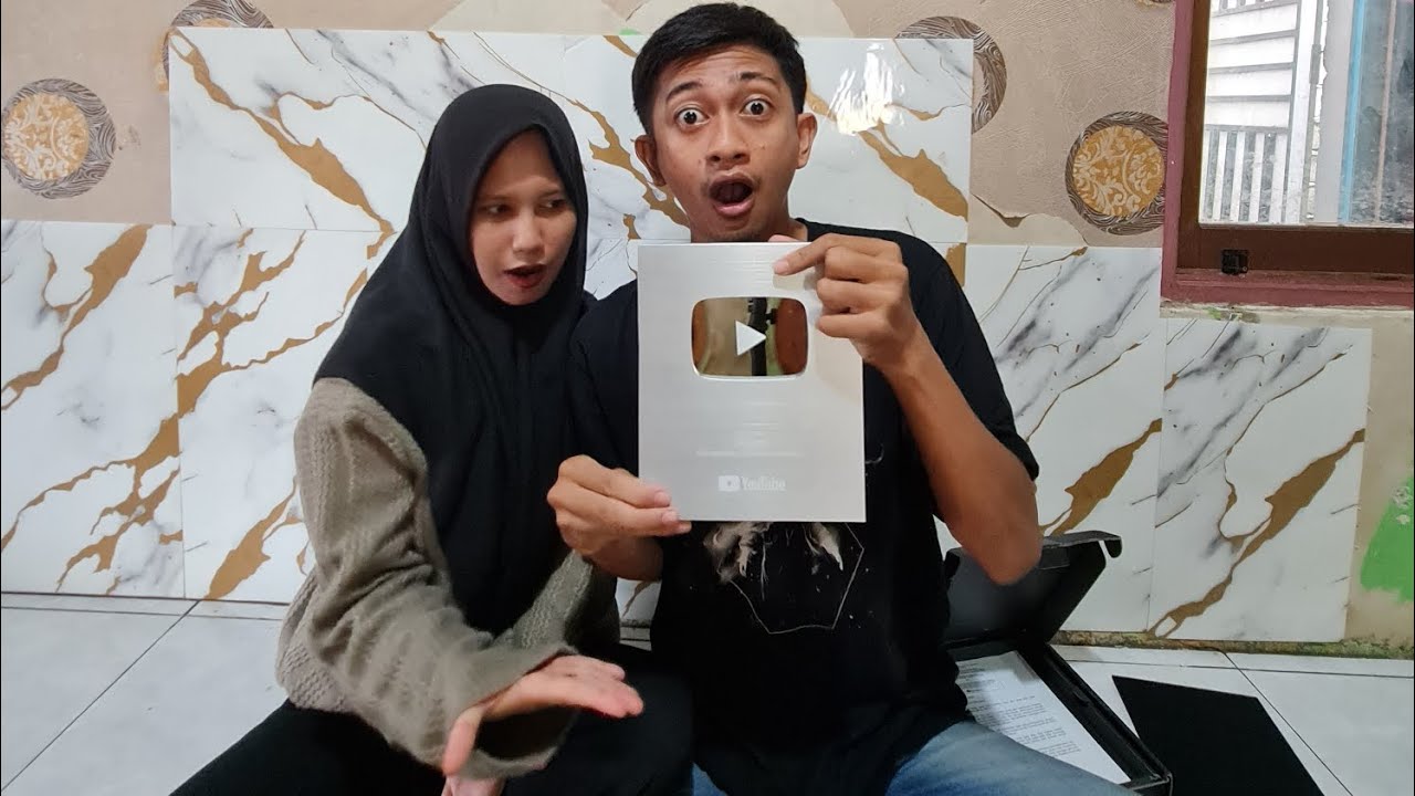 Unboxing silver play button - YouTube