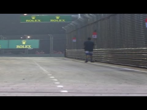 F1 2015 Singapore GP - Man walking on the Track - YouTube