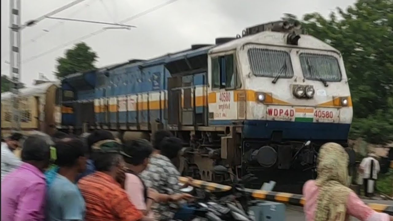 Jodhpur-Bhopal Express smoothly thrashing level crossing. - YouTube